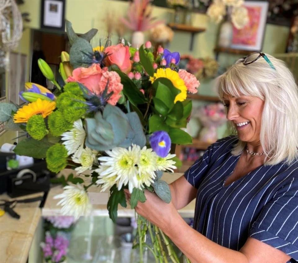 Robbie and Nicoll Florist Forfar - Order Online or 01307 463152